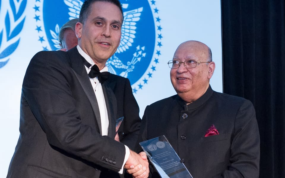 Lord Loomba receives a Lifetime Achievement Award from the United ...