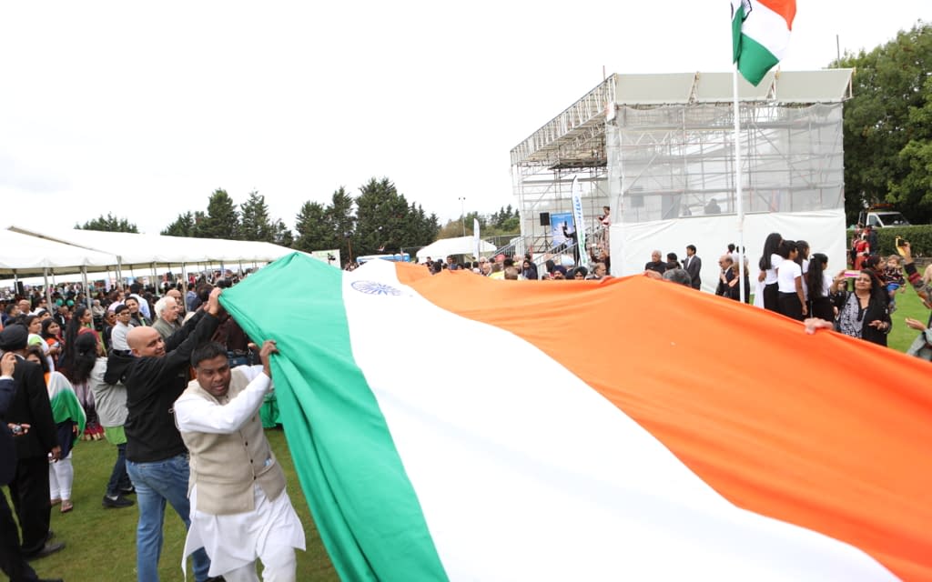Biggest handwoven Indian flag unveilled in London independence ...