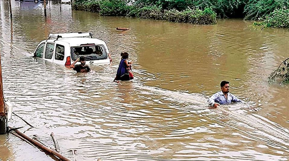 Heavy rains lash Gujarat, Maharashtra...