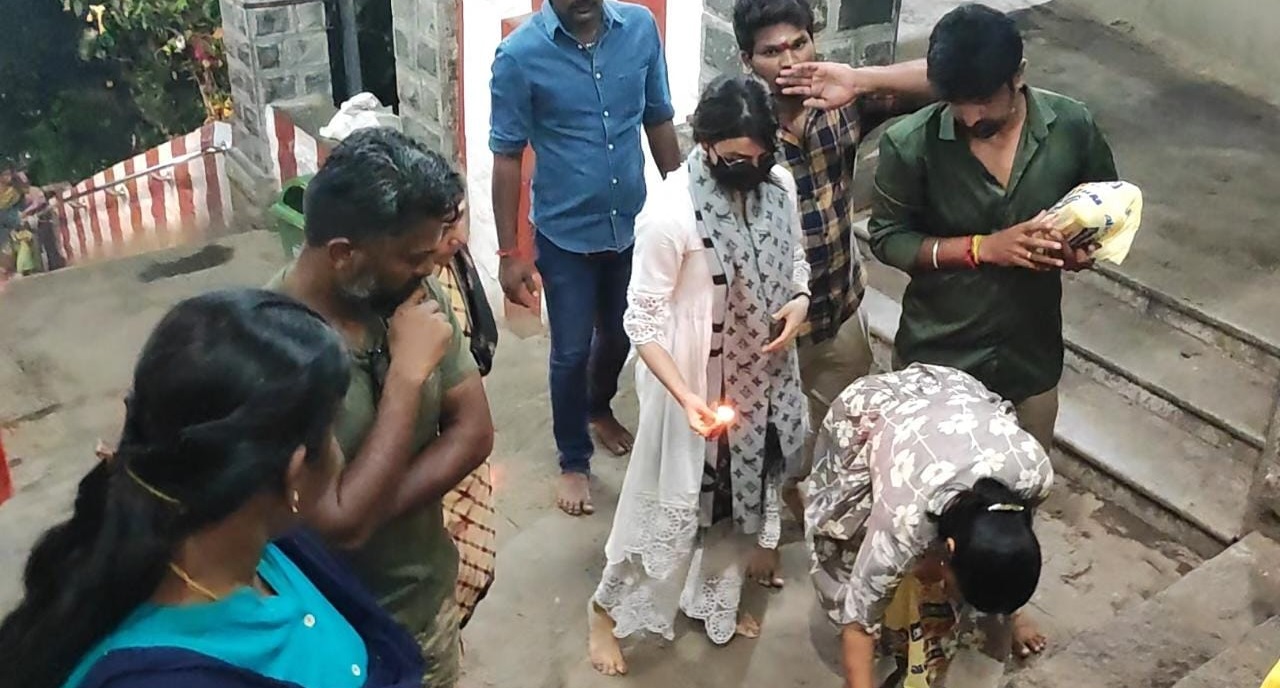 Samantha climbs 600 steps barefoot to seek blessing at Pazhani temple